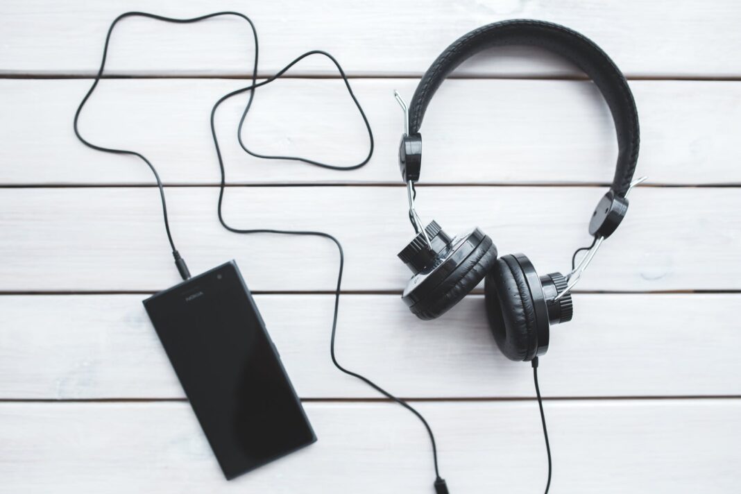 6 Advantages and Disadvantages of Listening to Music While Studying ...