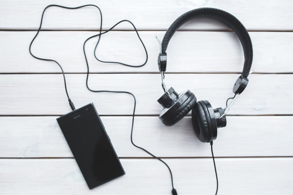 6 Advantages and Disadvantages of Listening to Music While Studying ...