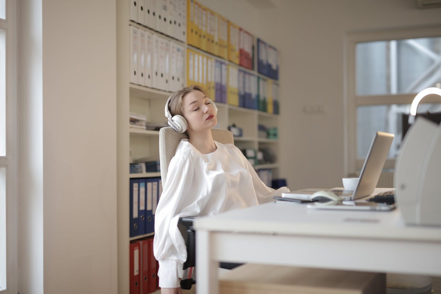 6 Advantages and Disadvantages of Listening to Music While Studying ...